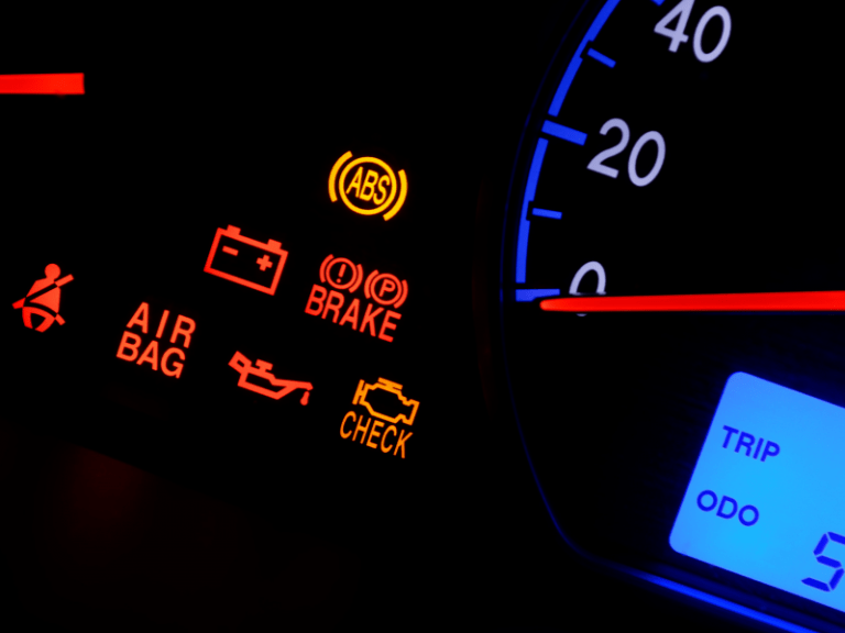 ¿Qué significan los testigos del coche? Entender tu coche